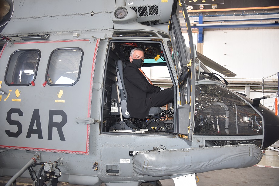 El Rector Lluís Serra visita la Base Aérea de Gando con una delegación ...