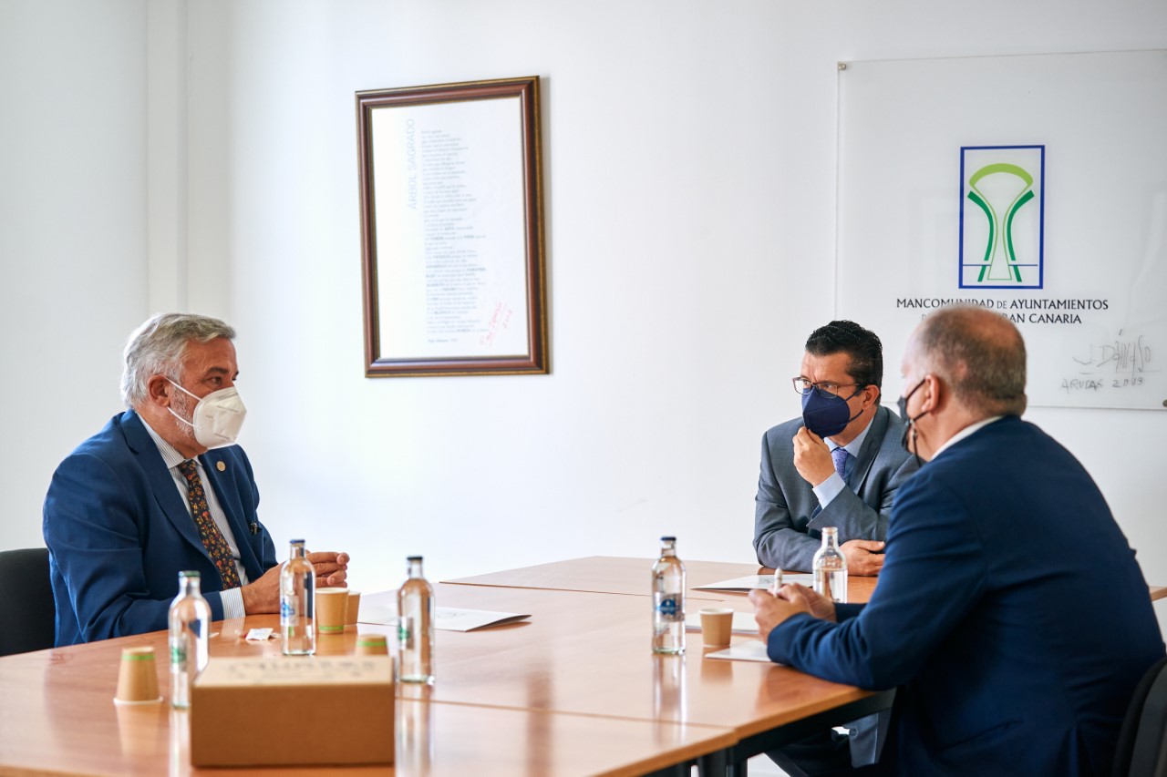 El Rector Lluís Serra acude a la toma de posesión del presidente de la ...
