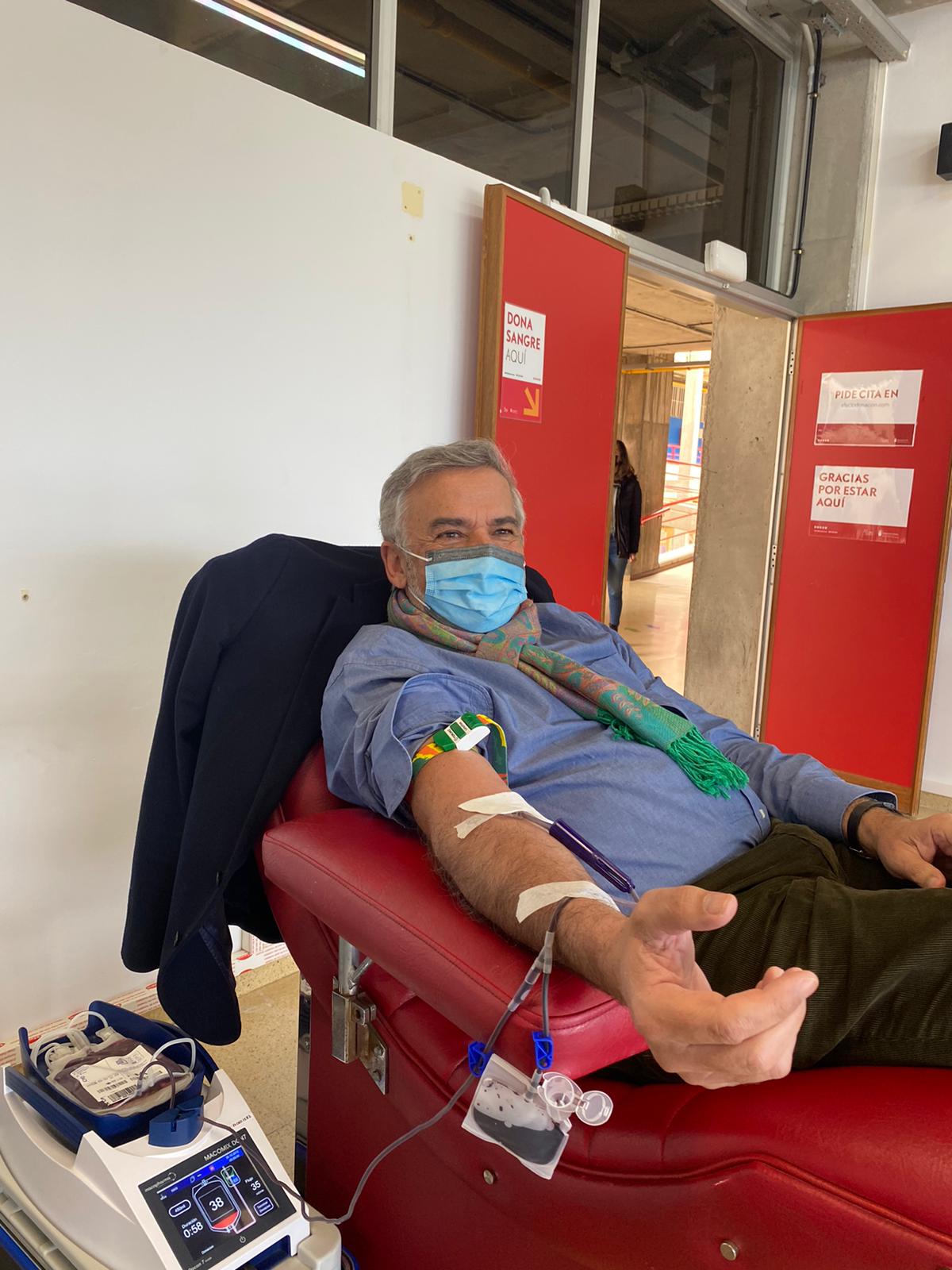 El Rector Lluís Serra participa en la campaña de donación de sangre en ...