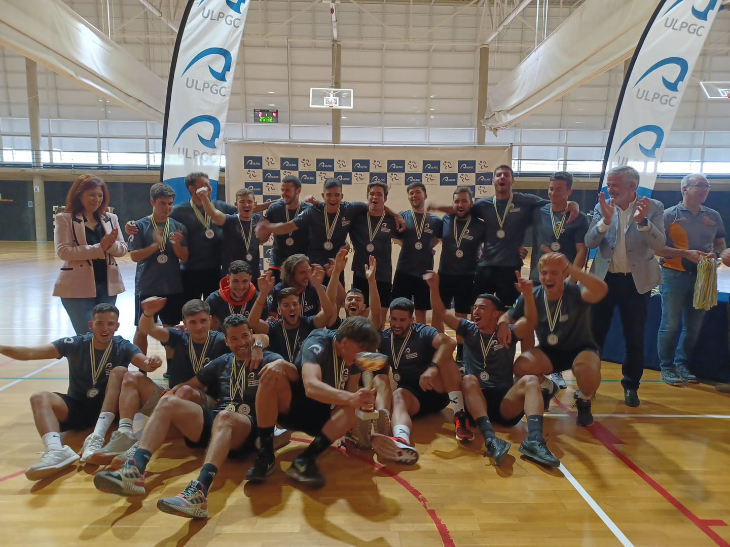 Lluís Serra hace entrega de los premios del Trofeo Rector de Deportes ...