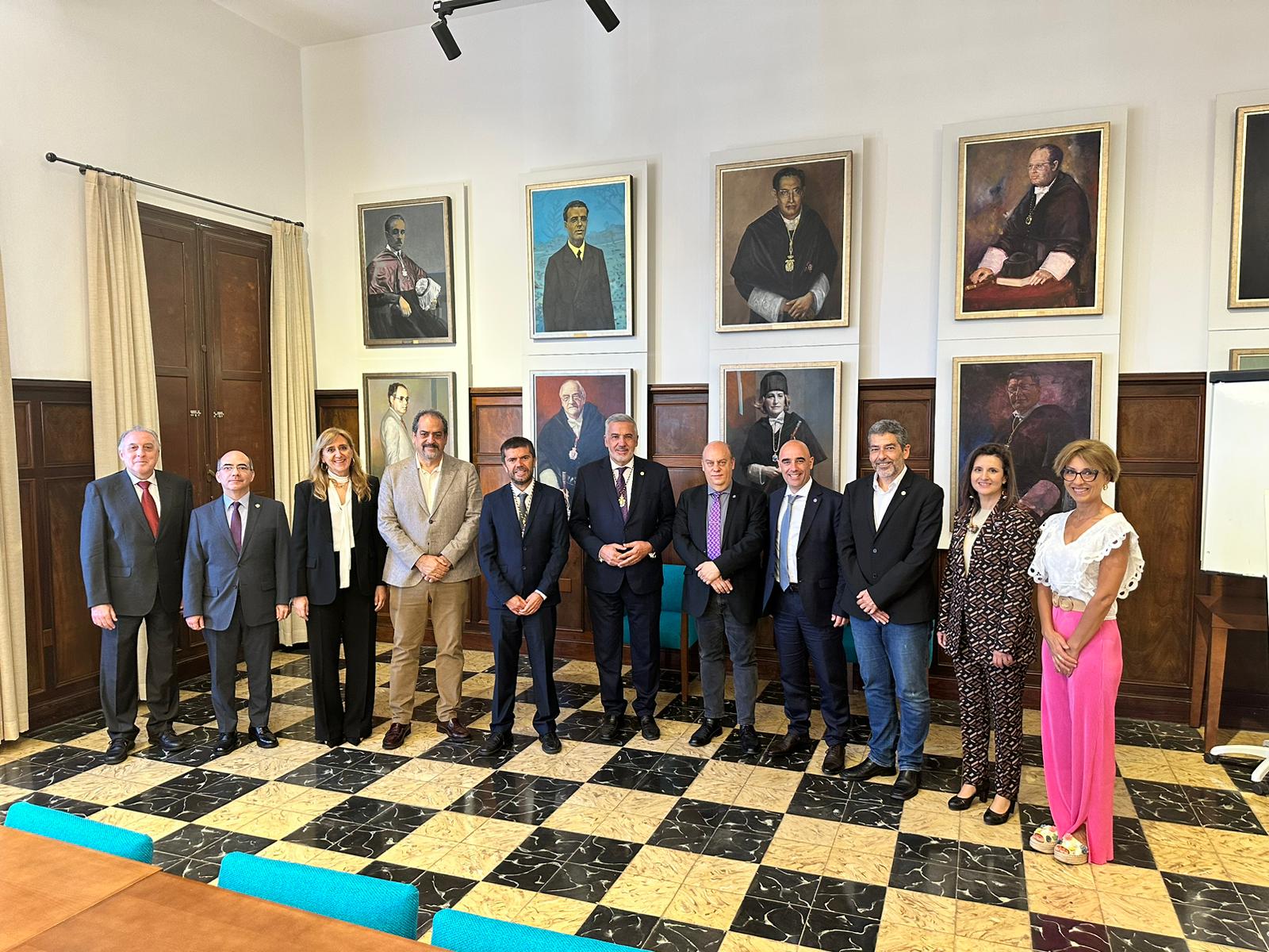 Lluís Serra encabeza la representación de la ULPGC en la investidura de ...